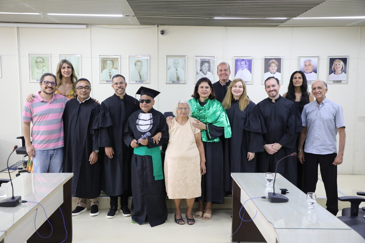 Colação de grau: estudante cego de 54 anos se forma em Serviço Social ...