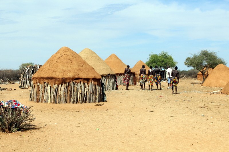 Exposição na Biblioteca retrata o dia a dia de tribo na África — Notícias