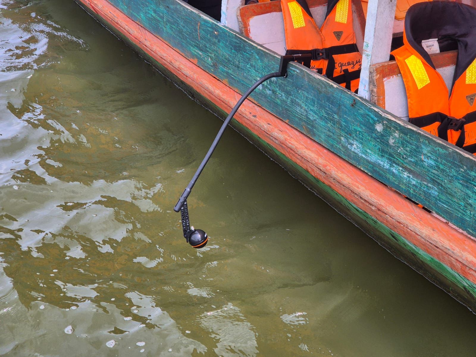 Uso da sonda batimétrica Deeper Pro na Lagoa Yarinacocha, realizado no âmbito da missão técnica ...